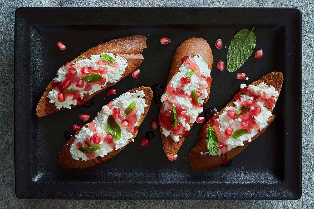 Recipe: Toasted bread with cream cheese and pomegranate - Argiro.gr ...