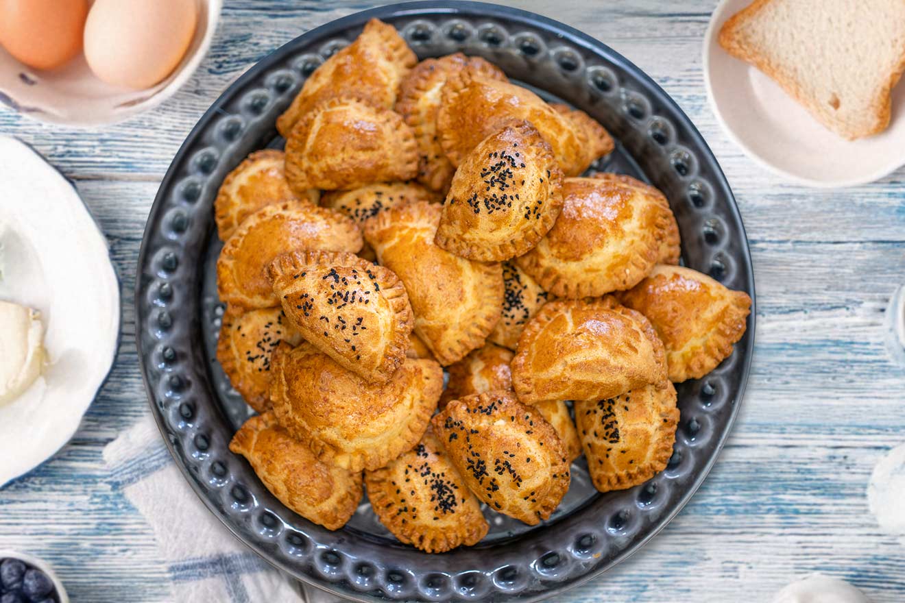 Tyropitakia kourou (Mini cheese pies)