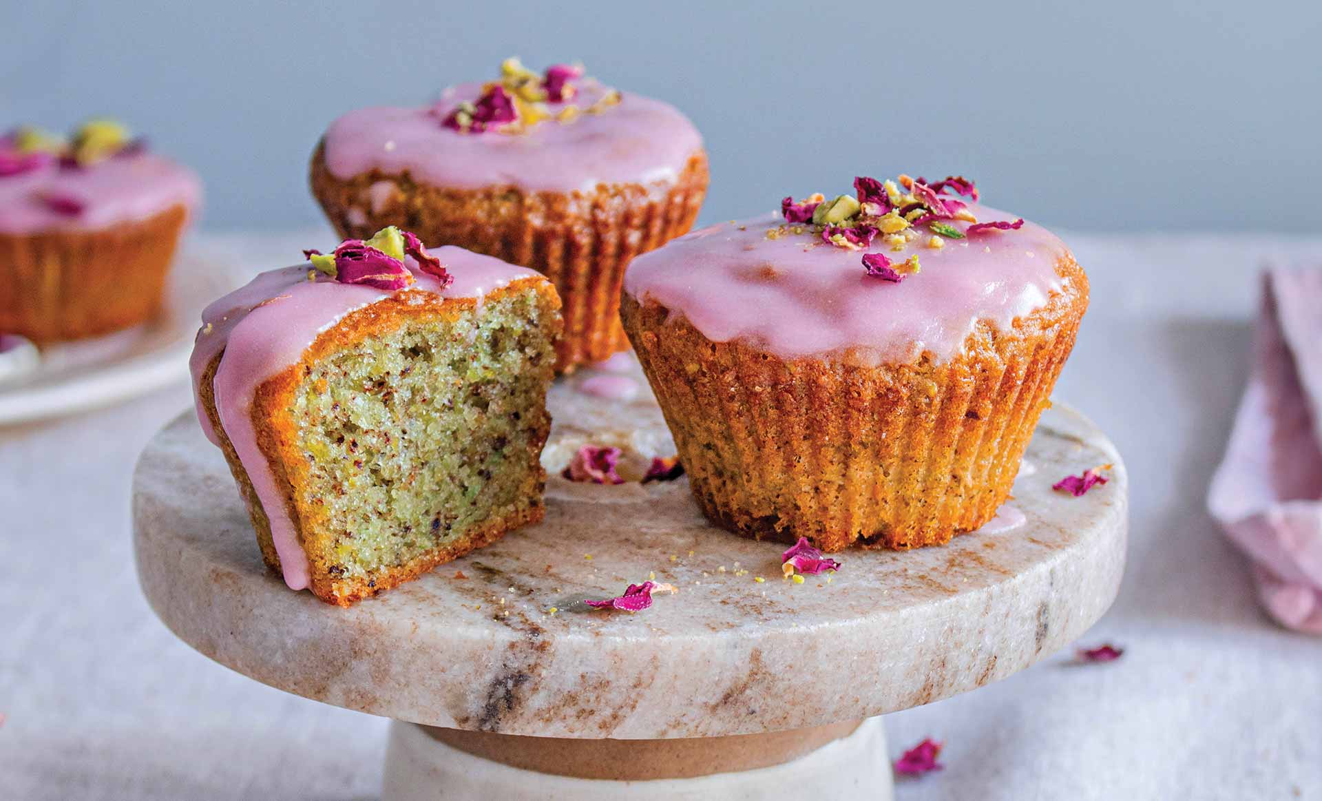 Συνταγή: Cupcakes με γλάσο τριαντάφυλλο και φιστίκι - Argiro.gr ...