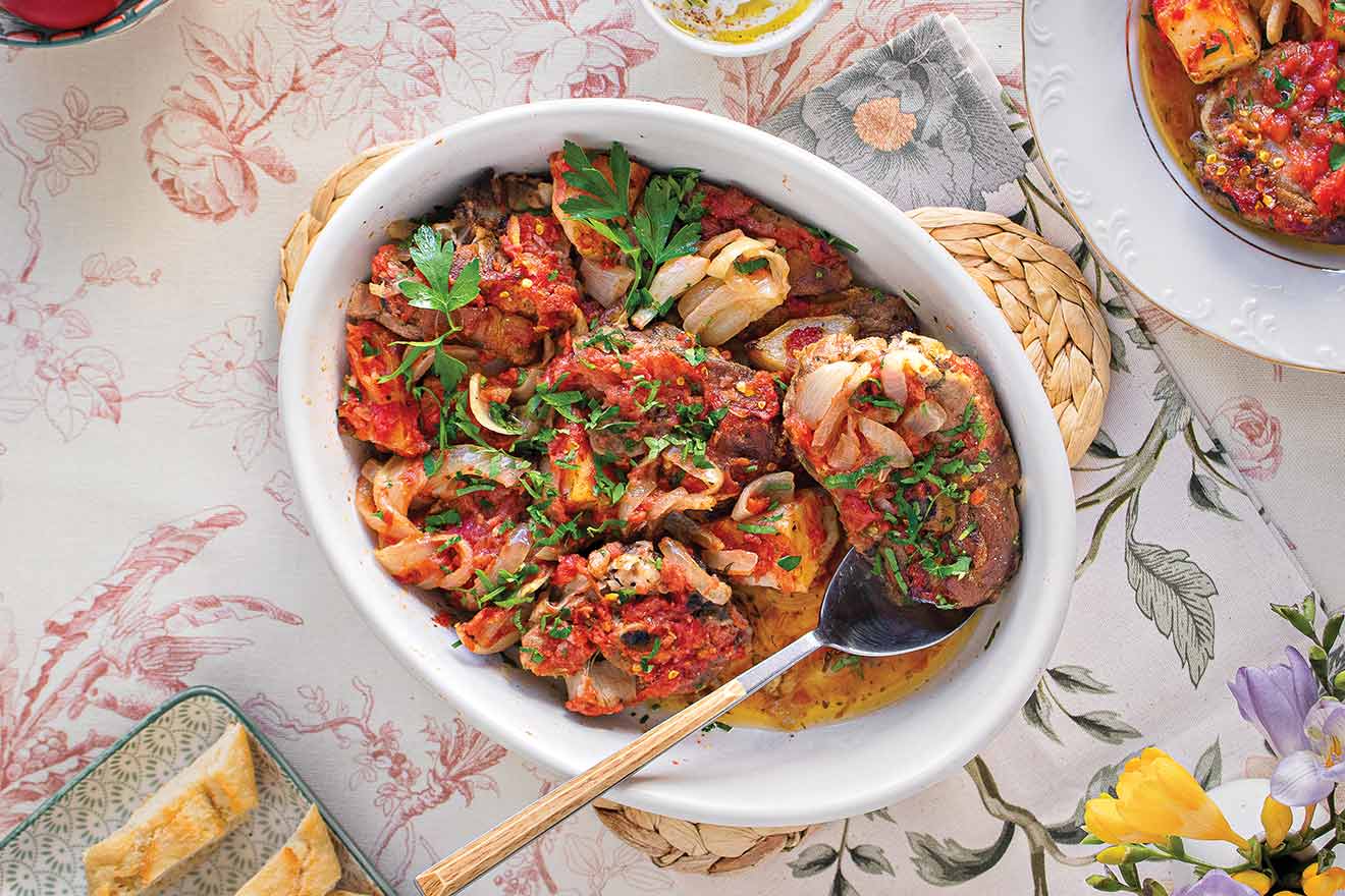 Αρνίσια παϊδάκια με κόκκινη σάλτσα