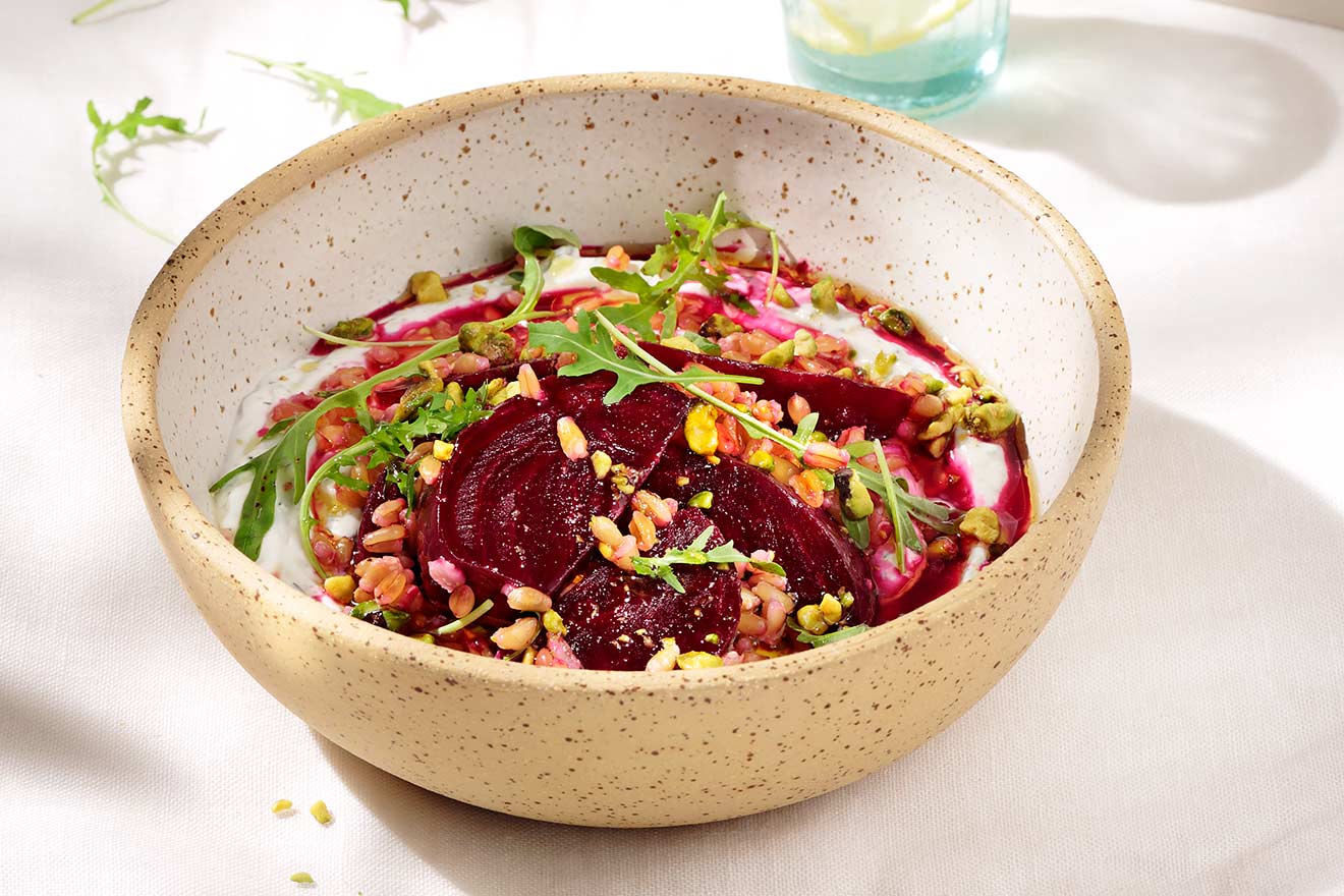 Σαλάτα με σιτάρι, παντζάρι και γιαούρτι